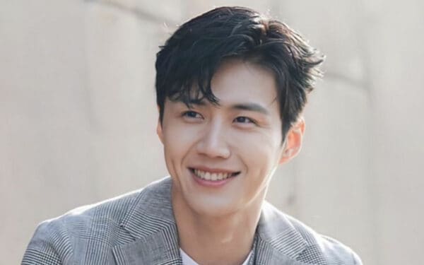 6 Model Rambut Comma Hair Keren ala Pria Korea Kekinian