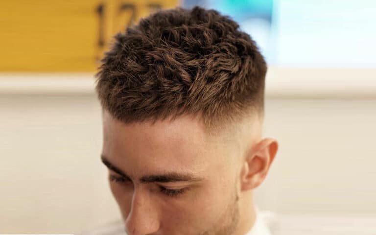 6 Rekomendasi Potongan Rambut Ikal Pria, Keren dan Modern!