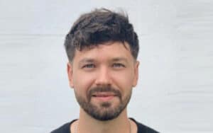 6 Rekomendasi Potongan Rambut Ikal Pria, Keren dan Modern!