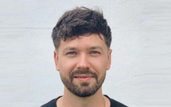 6 Rekomendasi Potongan Rambut Ikal Pria, Keren dan Modern!