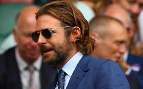 6 Model Rambut Gondrong Pria yang Rapi untuk Acara Formal