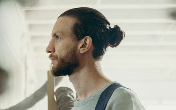 6 Model Rambut Gondrong Pria yang Rapi untuk Acara Formal