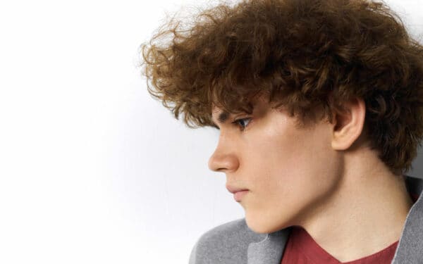 6 Rekomendasi Potongan Rambut Ikal Pria, Keren dan Modern!