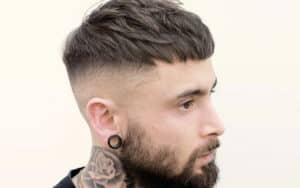 6 Rekomendasi Potongan Rambut Ikal Pria, Keren dan Modern!