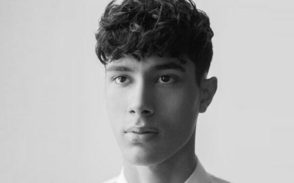 6 Rekomendasi Potongan Rambut Ikal Pria, Keren dan Modern!