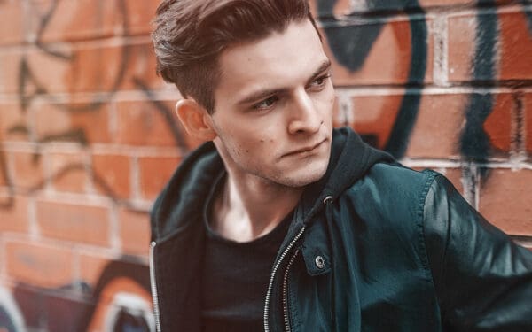 8 Inspirasi Potongan Rambut 2 Jari, Bikin Keren dan Kekinian